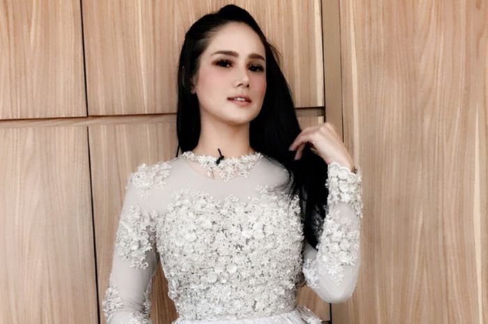 Nggak Pakai Ribet, Gaya Hijab Mulan Jameela yang Super Simpel Bikin ... Nggak Pakai Ribet, Gaya Hijab Mulan Jameela yang Super Simpel Bikin ...