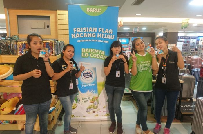 Keseruan Sampling Frisian Flag Kacang Hijau di Toko Buku Gramedia ...