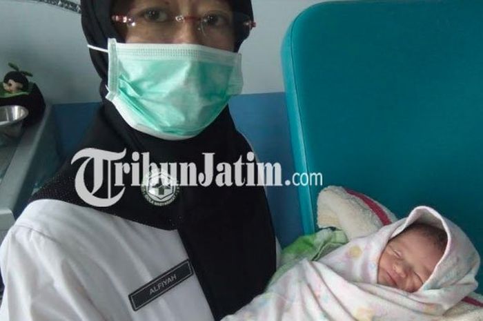 Awalnya Dikira Tikus, Sosok di Tempat Sampah di Lamongan Itu Ternyata Bayi Tampan dan Kini Jadi ...