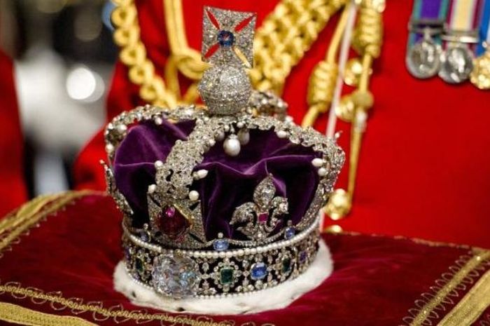 Diserang Nazi, Raja Inggris Sembunyikan Mahkota Dalam Kaleng Biskuit ...