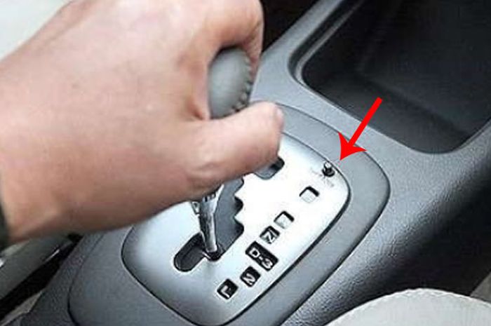 Kenali Tombol Shift Lock di Mobil Matic, Biar Nggak Tertindas