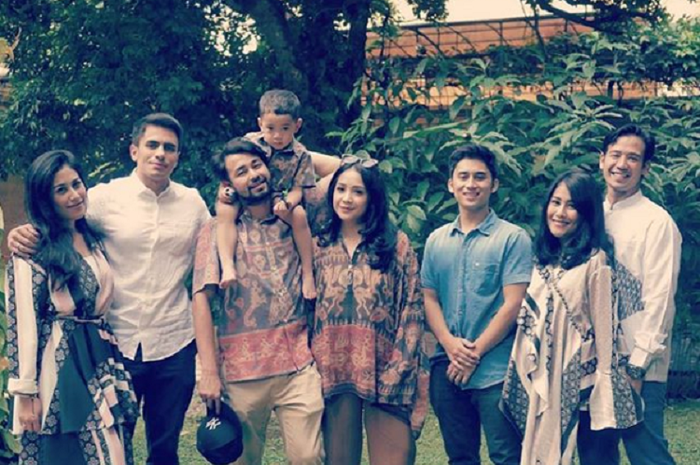 Foto Lebaran Raffi Gigi, Sosok Ganteng Ini Justru Curi Perhatian - Nakita