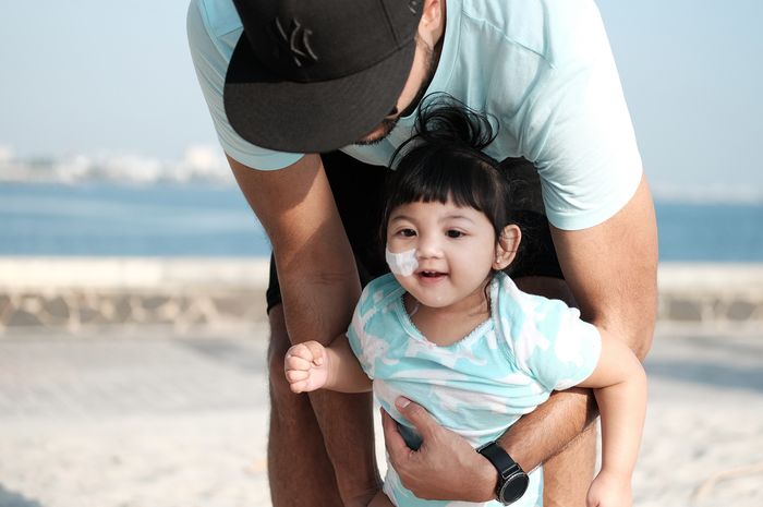 Miliki Kelainan Otak Sejak Lahir, Aurora Bikin Netizen Terharu dengan Perkembangan Terbarunya