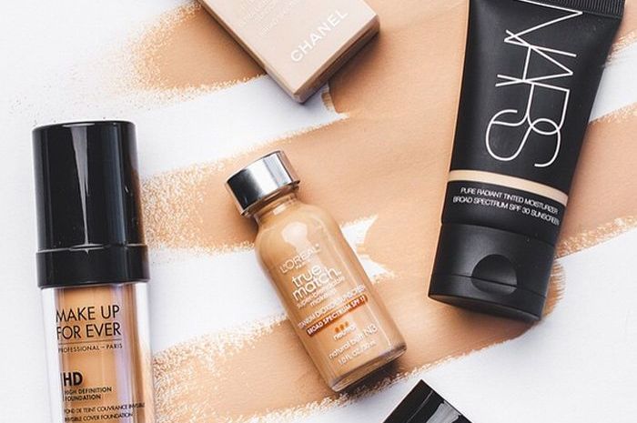Begini Cara Mengeluarkan Foundation Hingga Bersih dari Botol! - CewekBanget