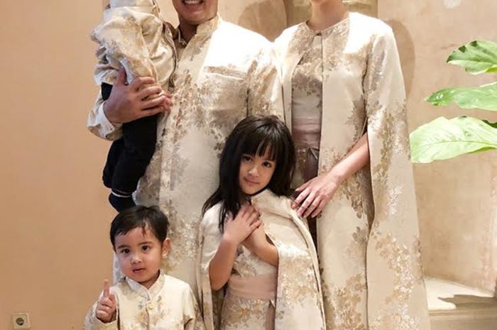 Salut! Begini Cara Suami Nia Ramadhani Ajarkan Anak agar Rendah Hati - Nova Salut! Begini Cara Suami Nia Ramadhani Ajarkan Anak agar Rendah Hati - Nova