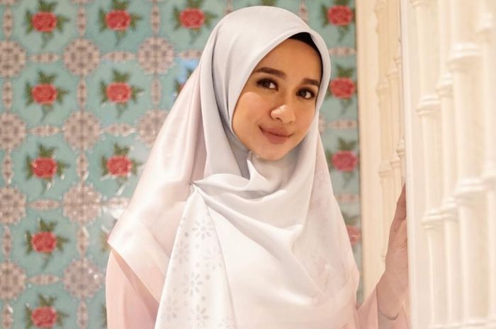 Baju Batik Laudya Cynthia Bella Sukses Banjir Pujian Ketika Hadiri ...