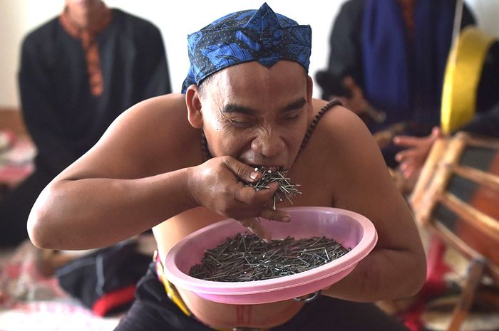 Kekuatan Para Pemain Debus di Indonesia: Setara dengan Paku dan Parang ...