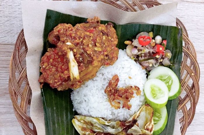 Makan Siang dengan Ayam Geprek Sambal Matah Emang Paling Enak Makan Siang dengan Ayam Geprek Sambal Matah Emang Paling Enak