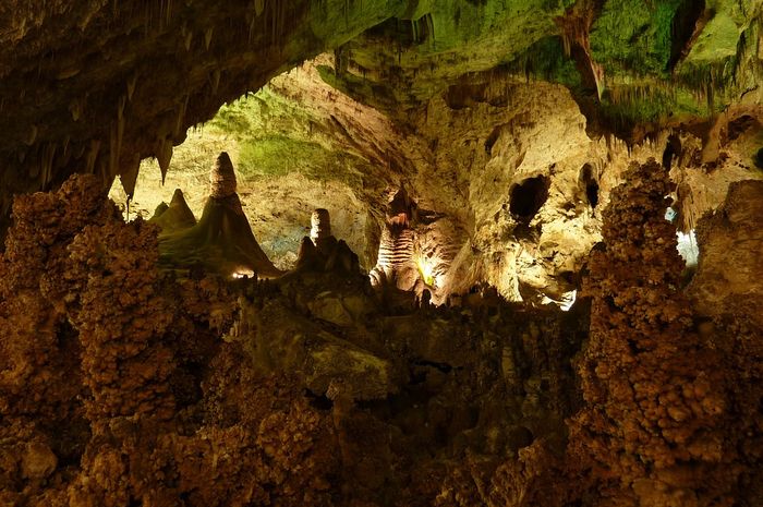 Stalagmit dan Stalaktit, Batuan di Langit-langit dan Lantai Gua - Bobo