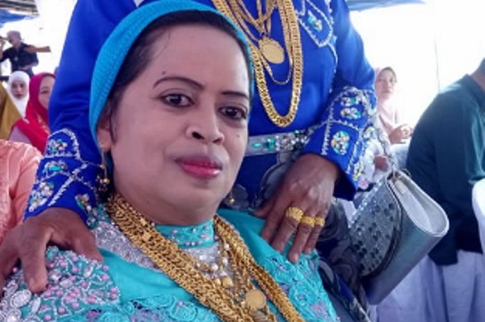 Bak Toko Emas Berjalan, Penampilan Keluarga Ini Jadi Sorotan Saat ... Bak Toko Emas Berjalan, Penampilan Keluarga Ini Jadi Sorotan Saat ...