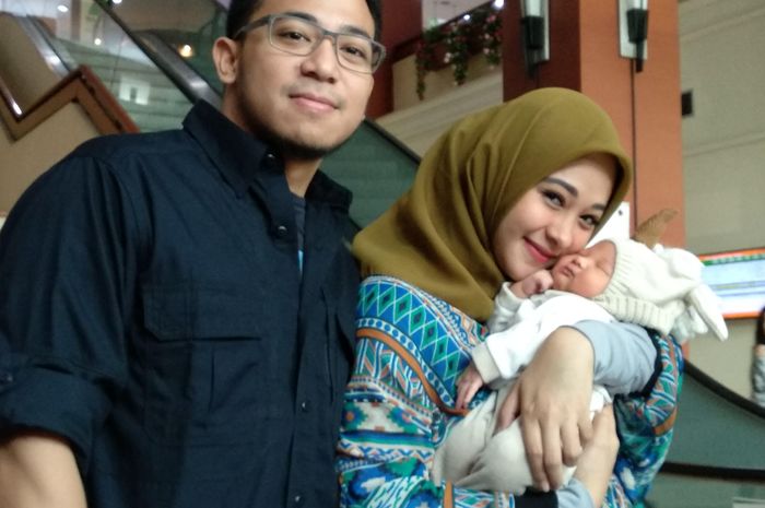 Pertama Kali Melahirkan Bayi Laki-laki, Poppy Bunga dan Suami Lebih Panik