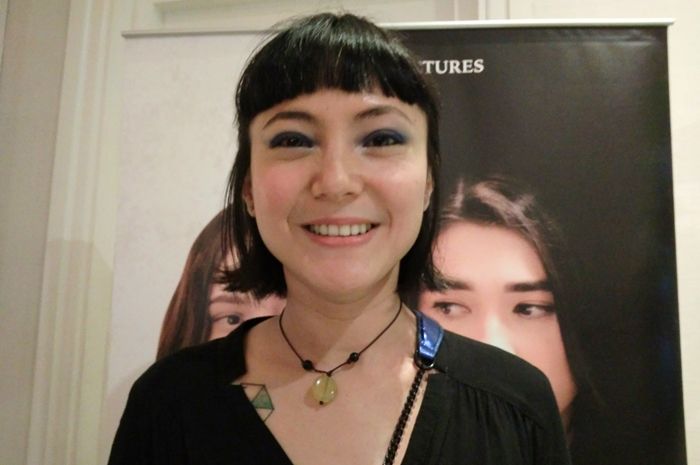 Poppy Sovia Kenakan Sepatu Pernikahan untuk Jalan-jalan