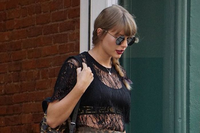 Tampilan Seksi dan Feminin Taylor Swift dengan Rok Mini Motif Leopard