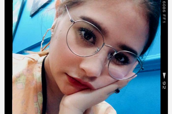 Prilly Latuconsina Ceritakan Suka dan Duka Kuliah Secara Online Prilly Latuconsina Ceritakan Suka dan Duka Kuliah Secara Online