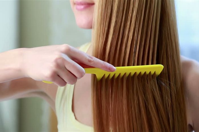 Enggak Asal, Ini 4 Cara Bersihkan Sisir yang Tepat Sesuai Jenisnya ... Enggak Asal, Ini 4 Cara Bersihkan Sisir yang Tepat Sesuai Jenisnya ...