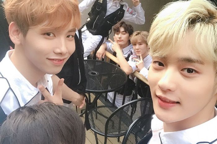 5 Potret Kebersamaan Maknae Kim Dong Yoon dengan Member Spectrum ...