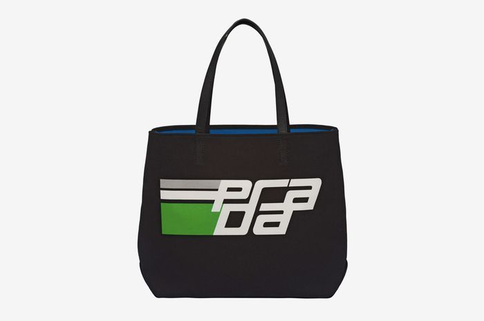 Prada Rilis Totebag Seharga Belasan Juta Rupiah, Tapi Emang Keren Sih - Hai