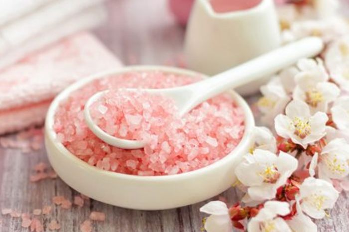 Garam Merah Himalaya Ampuh Bikin Kulit Makin Cantik, Mau Tahu Kegunaan ...