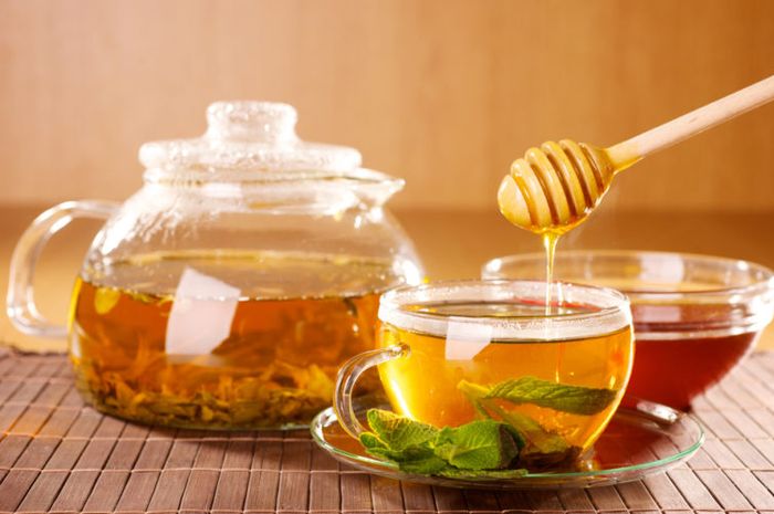 Segelas Air Madu Hangat Bisa Berikan Manfaat Besar Berikut ini loh!