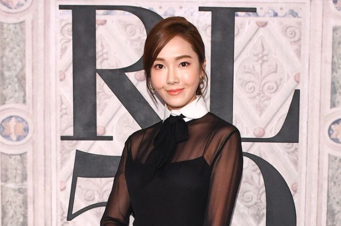 Tiru Gaya Edgy ala Jessica Jung dengan Floral Printed Sweater di Bawah ...
