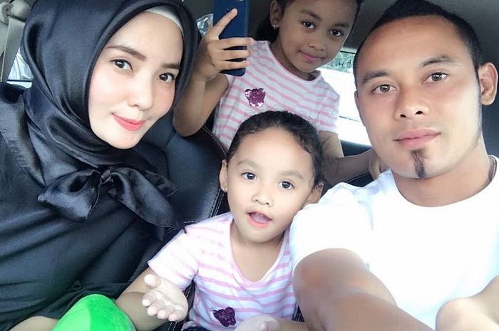 Mama Muda, Istri Atep Rizal Kapten Persib Bandung Cantik dan Berhijab ...