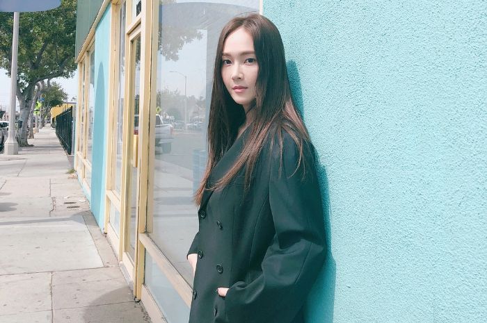Gaya Edgy ala Jessica Jung dengan Floral Printed Sweater di Bawah Harga ...