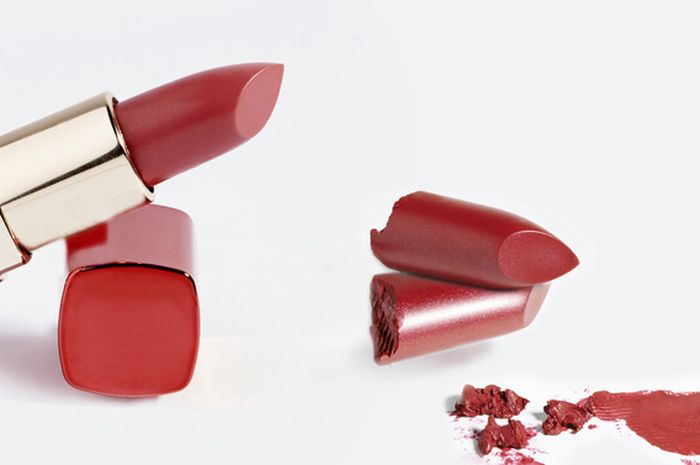 Tips Bikin Makeup Patah atau Rusak Bisa Dipakai Lagi, yuk Cobain!