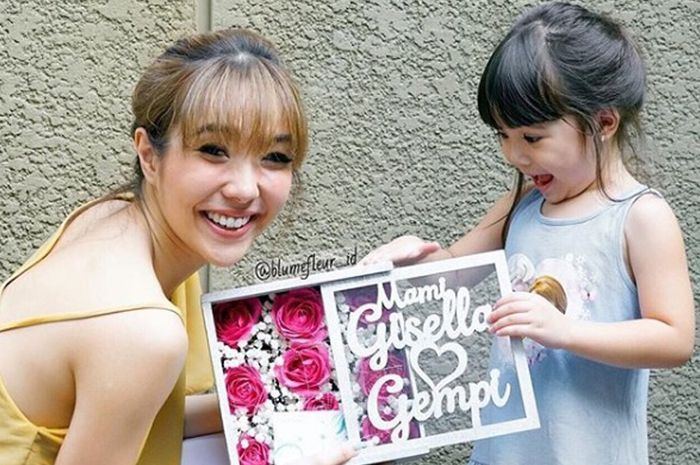 Gisel Makan Ayam Goreng Hanya Berdua Bareng Gempi, Warganet Rindukan Sosok Gading Marten, 'Jadi ...