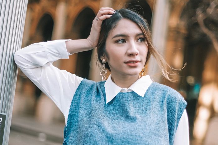 Mengintip Style Kece Acha Sinaga Pakai Outfit Motif, Bisa Dicontoh!