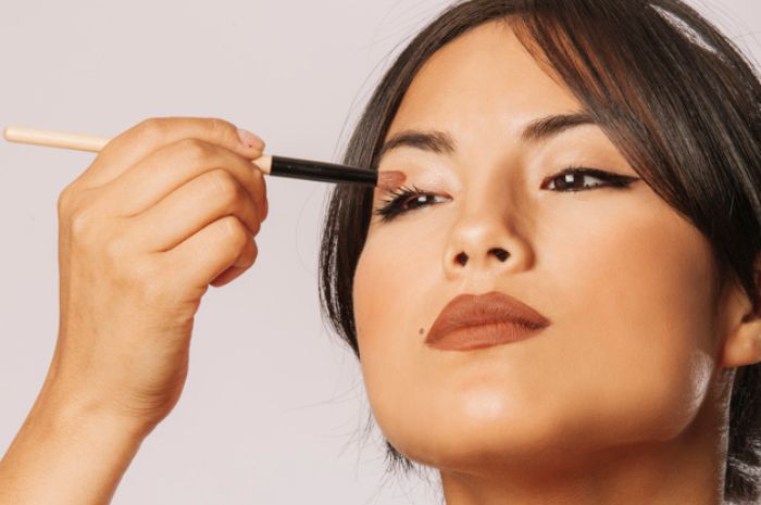 Tutorial Cara Simpel Pakai Eyeshadow dengan Hasil Natural Untuk Pemula ...