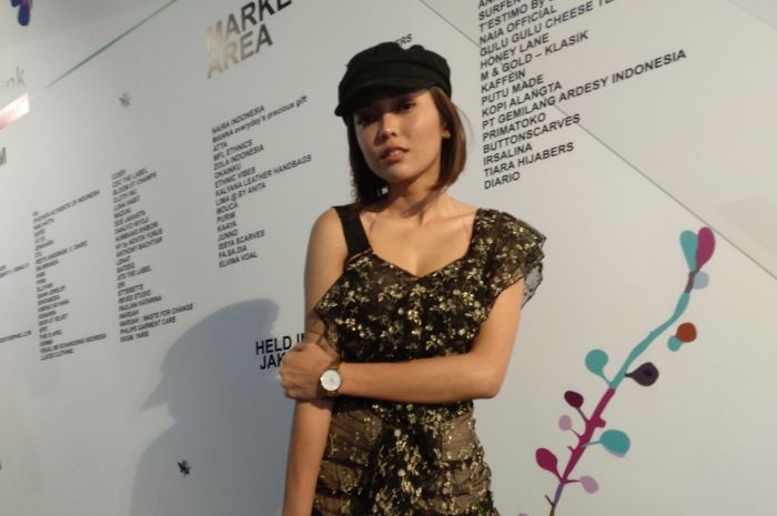 Stylo of The Day, Gaya Feminin Edgy dengan Sheer Dress ala Angel Lydia ...