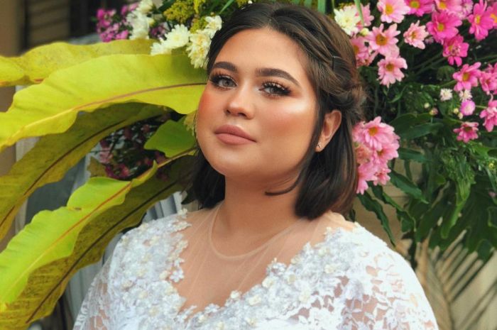 Trik Padukan Kemeja Oversized dan Boots untuk Tubuh Curvy ala Sarah Ayu