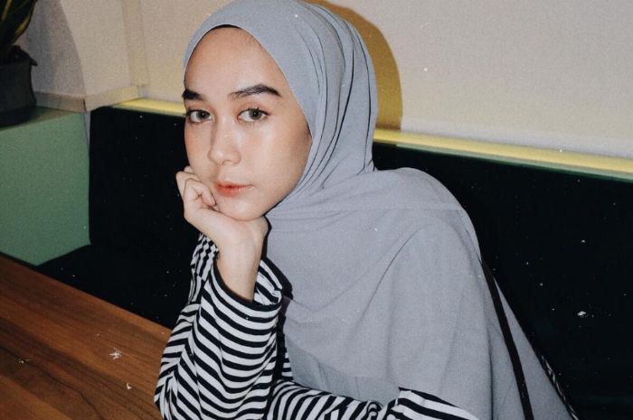 Paduan Kimono Outer untuk Style Hijab dengan Celana Jeans ala Intan Khasanah - Stylo