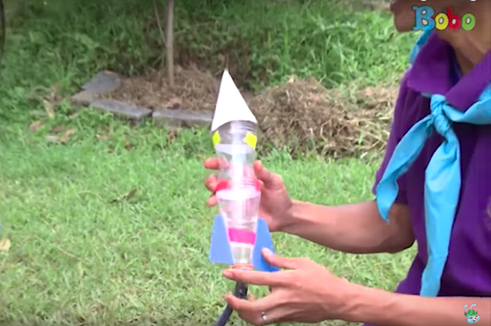 Ingin Terbang dengan Roket? Coba Dulu Membuat Roket Air ini - Bobo