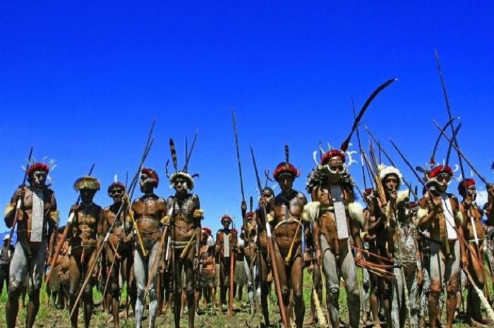 Kisah Anggota Kopassus Terjun di Belantara Rimba Papua, Diacungi Tombak ...