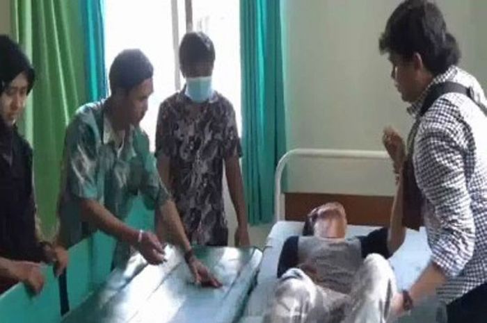 Penyakitnya Tak Kunjung Sembuh, Seorang Siswa di Mamuju Nekat Panjat ... Penyakitnya Tak Kunjung Sembuh, Seorang Siswa di Mamuju Nekat Panjat ...