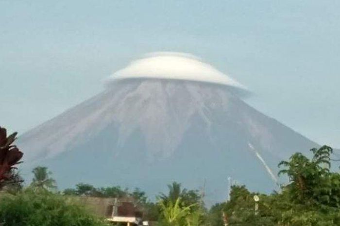 Dianggap Mistis, Ini Penyebab Gunung Semeru Bertopi Menurut Ahli ...