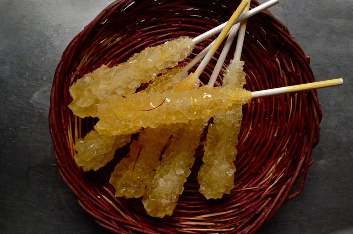 Menikmati Teh dengan Mencelupkan Nabat, Gula Batu Khas Iran - Bobo