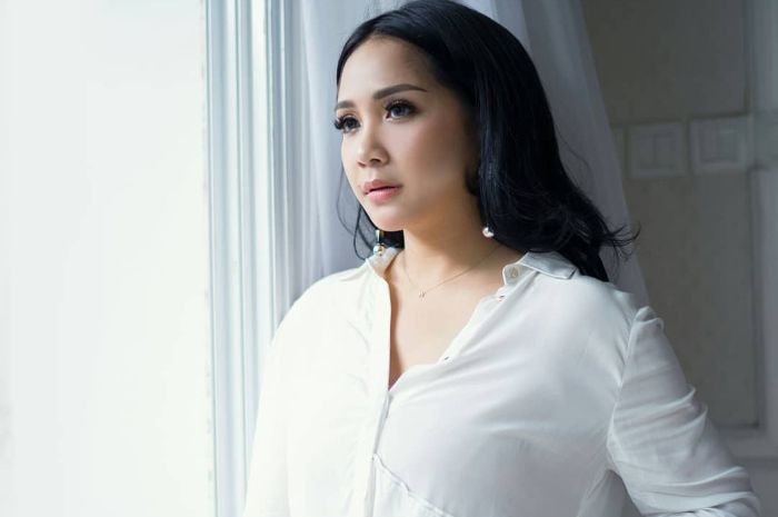 Kelewat Mewah! Intip Harga Kemeja yang Dipakai Nagita Slavina Saat Foto Bareng Betrand Peto ...