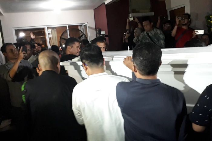 Kalimat Tahlil Iringi Kedatangan Jenazah Herman Seventeen Di Rumah Duka