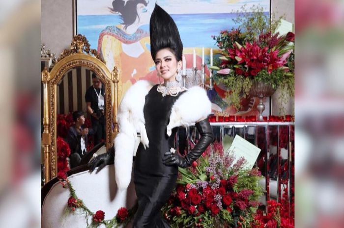 Gaya Cetar Syahrin saat Pakai Syal Bulu Harga Puluhan Juta Rupiah - Stylo