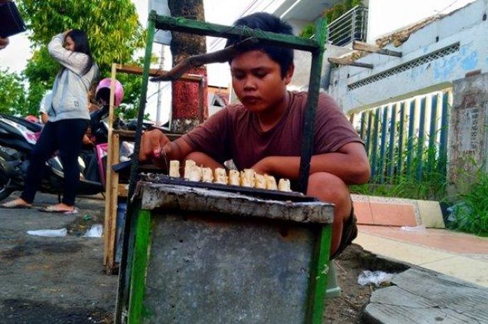 Kisah Pilu Bocah 15 Tahun di Kudus, Terpaksa Putus Sekolah dan Jualan ... Kisah Pilu Bocah 15 Tahun di Kudus, Terpaksa Putus Sekolah dan Jualan ...