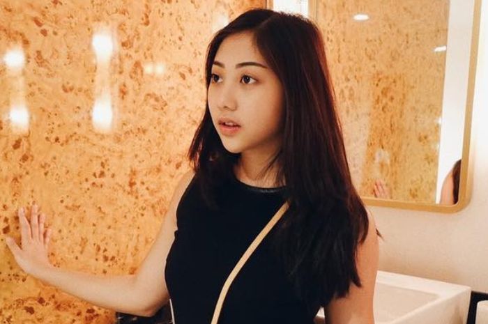 4 Gaya Fashion Winona Willy, Adik Nikita Willy dengan 1 Model Sling Bag ...