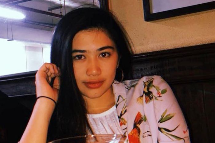 Tampil Manis dengan Outfit Floral Ala Josephine Firmstone. Kepoin Yuk ...