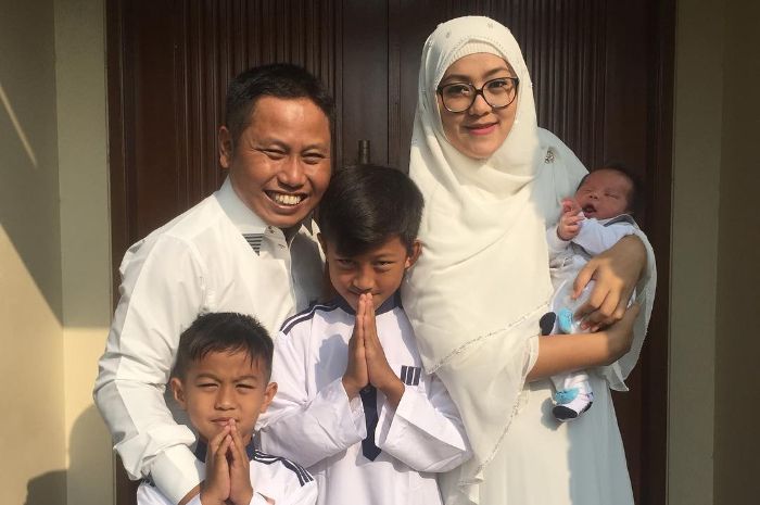 Rela Lepas Profesi Sebagai Pramugari demi sang Suami, Istri Narji ...