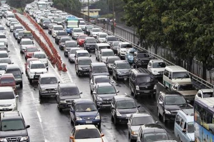 Tetap Asyik Dalam Mobil, Saat Jalanan Macet Karena Guyuran Hujan