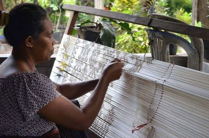 Menyaksikan Keindahan Kain Tenun Sikka Jenis "Tama Lu'a" di Bukit Sion ...