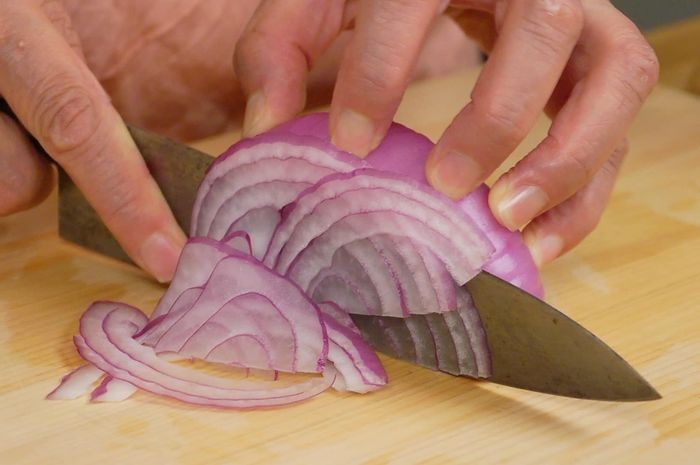 10 Cara Mudah Mengiris Bawang Tanpa Bikin Mata Perih, Wajib Dicoba ...