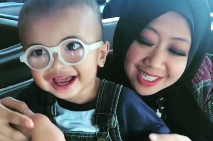 Kisah Perjuangan Asri Welas untuk Sang Anak yang Menderita Katarak ... Kisah Perjuangan Asri Welas untuk Sang Anak yang Menderita Katarak ...