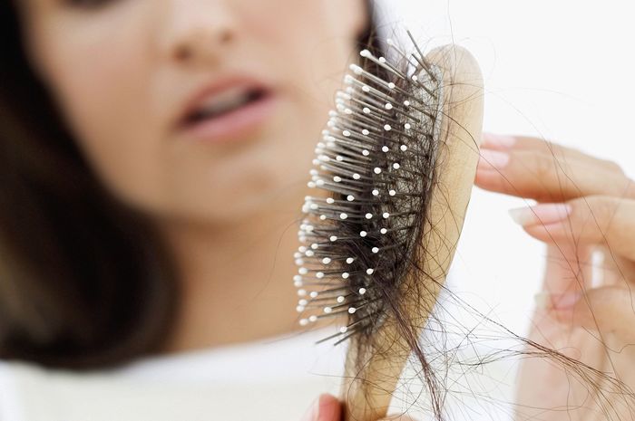 6 Cara Mengatasi Rambut Rontok dan Tips Menumbuhkannya Secara Alami - Nova